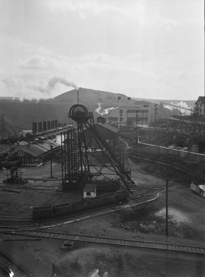 Incredible photographs document the Maple Hill mine near Shenandoah in ...