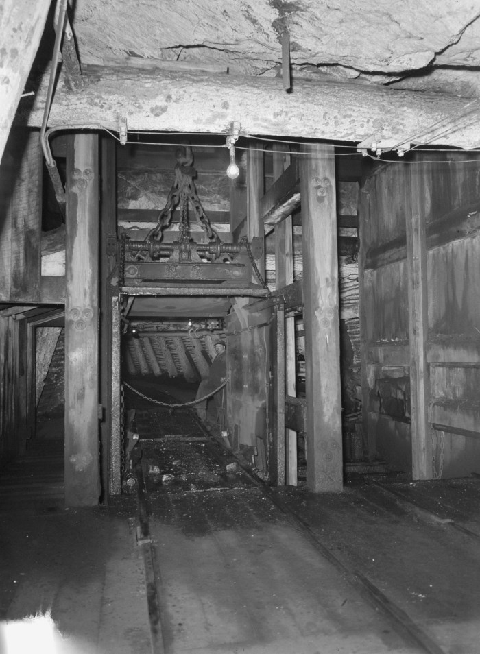 Incredible photographs document the Maple Hill mine near Shenandoah in ...